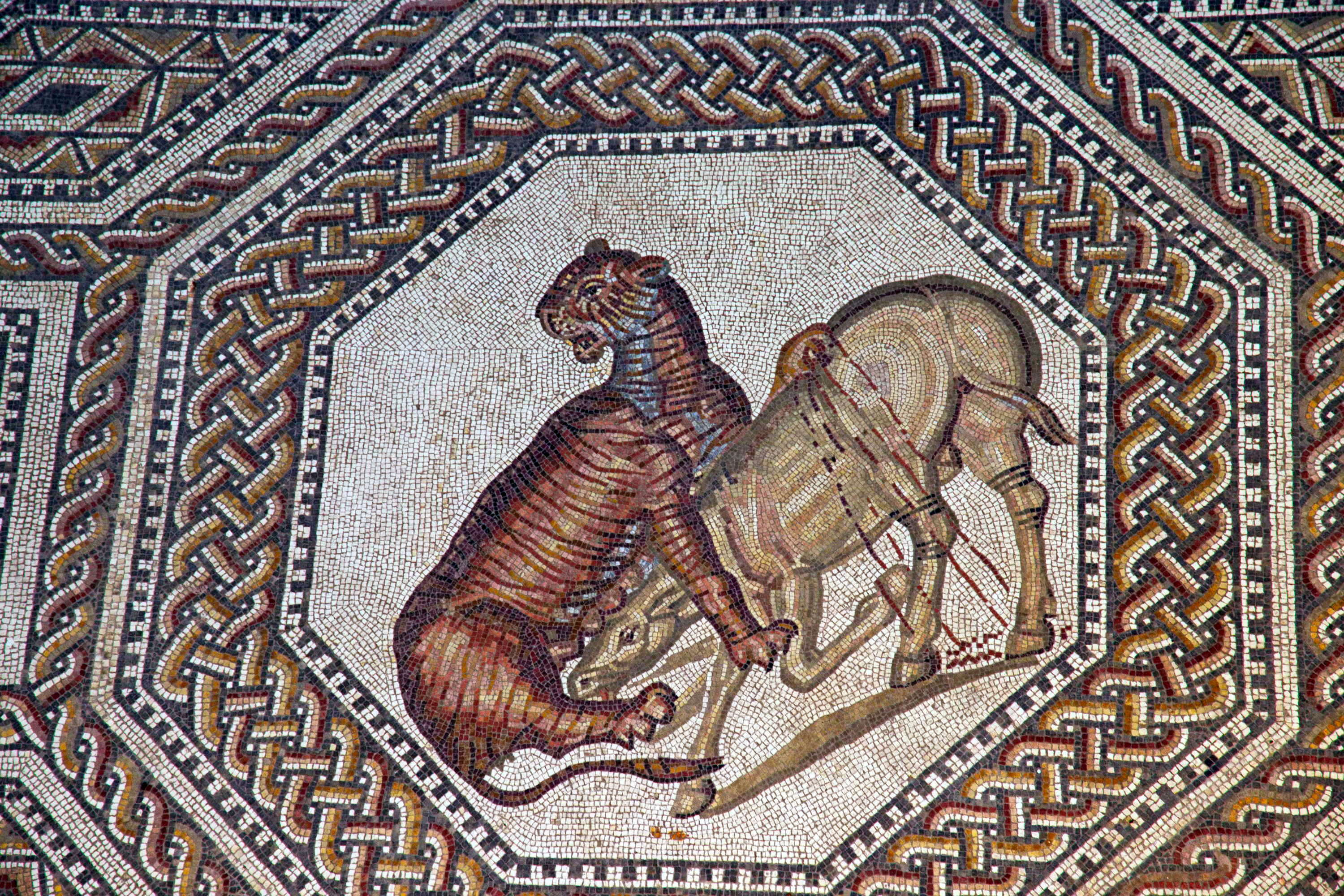 Römische Villa mit Mosaik (Museum) und Tumulus in Nennig