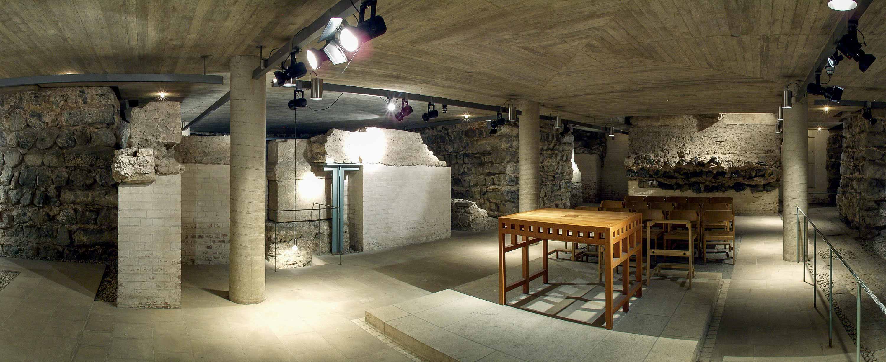 römisches Badebecken in der Krypta der Kirche Groß St. Martin